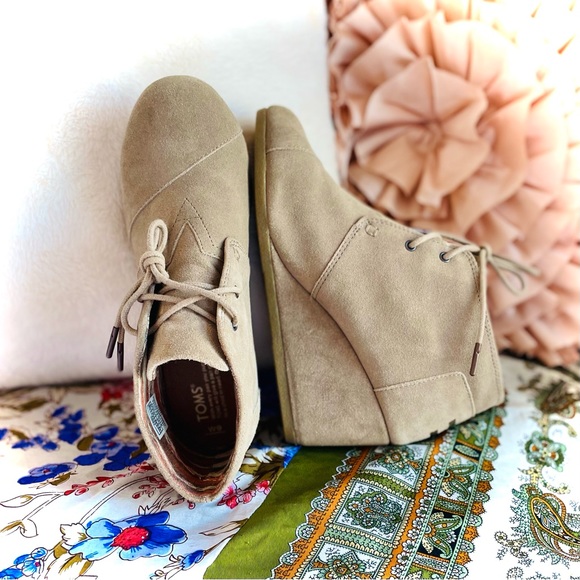 Toms | Shoes | Toms 9 Taupe Khaki Desert Laceup Boots Ankle High Heel 3 ...